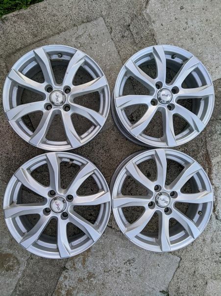 Продам литые диски R-15. Ровные, без царапин и сколов. Использовались ...