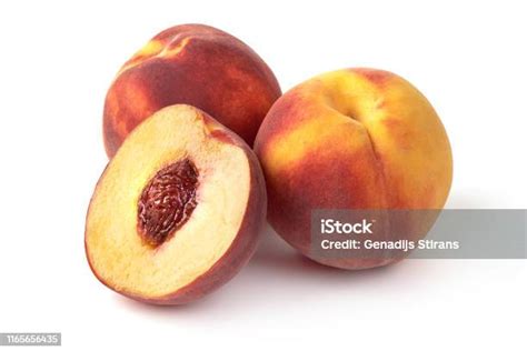 신선한 잘 익은 복숭아와 뼈와 육즙 슬라이스 흰색 배경에 고립 0명에 대한 스톡 사진 및 기타 이미지 0명 계절 과일 Istock