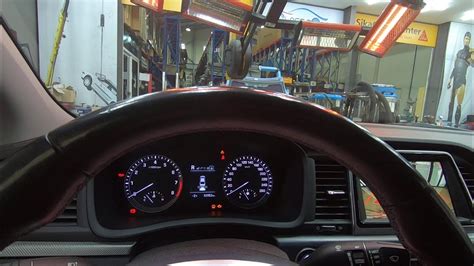 현대자동차 Lf 쏘나타 차량의 비상버튼을 별도로 누르지 않아도 후진기어 동작시 후진깜빡이가 동작하는 후진시 자동비상등 모듈을 설치한 영상입니다 후진시 편리합니다