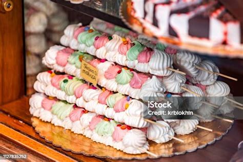 이탈리아 디저트 기호로 미식가 빵집 이탈리아 카페에 전시에 저장소 창에 작은 다채로운 녹색 빨간색과 분홍색 구운된 계란 머 랭 근접 촬영 움브리아에 대한 스톡 사진 및 기타