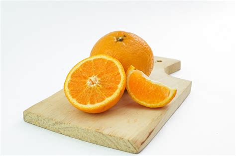 세 개의 오렌지 그룹이 반으로 자르고 나무 도마에 조각이 그림자와 함께 흰색 배경을 분리했습니다 클리핑 패스 상업용 오렌지 제품 감귤에 대한 스톡 사진 및 기타 이미지