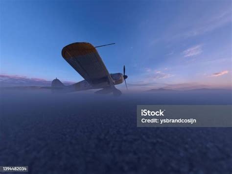 황혼에 안개가 자욱한 황량한 사막에서 세계 대전 두 전투기 비행기 3d 렌더링 0명에 대한 스톡 사진 및 기타 이미지 0명 3차원 형태 World War Ii