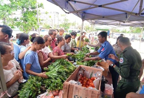 ရခိုင်ပြည်နယ် စစ်တွေမြို့ ရှိ မုန်တိုင်းဒဏ်သင့်ပြည်သူများအား ဆန်၊ ဆီ