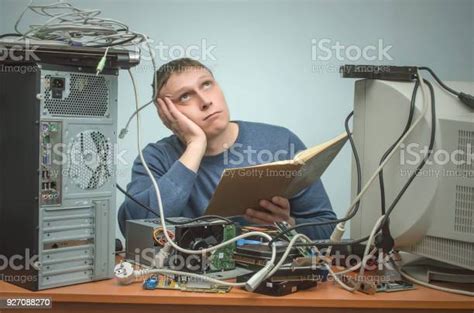 컴퓨터 수리 공입니다 It 지원입니다 컴퓨터 기술자 엔지니어 남자입니다 지원 서비스 개념입니다 시스템 관리자입니다 It 지원에