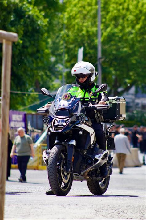 거리 거리 순찰 걷고 있는 경찰 경찰 오토바이 공공 서비스 공공 안전 교통 교통 통제 권위 권위자 나무 녹색 도로 도시 도시의 도시의 삶 모터