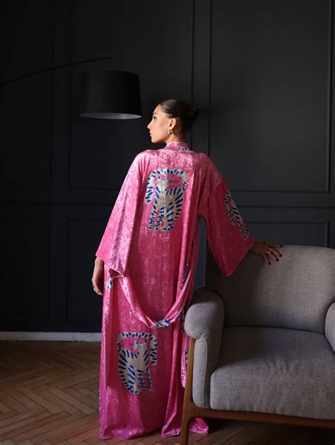 Ninea • ნინეა ვარდისფერი ხავერდის ხალათი კატებიანი