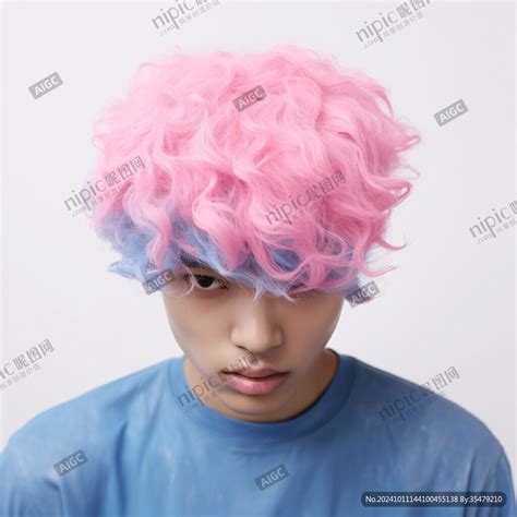 Ai创作图青春活力炫彩造型 蓬蓬头假发 粉色头发少女 粉色头发少女头像 渐变蓝粉色 针织品女性用品假发 粉色假发 发型发艺模特 春活力炫彩造型 发型发饰服装服饰 蓝粉色渐变撞色 美发ip 双色