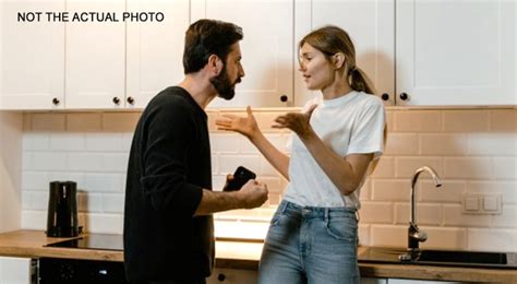 En Tjej Rver Pengar Och Hennes Pojkv N Vill Anv Nde Dem F R Att K Pa Ett Hus Till Sitt Ex