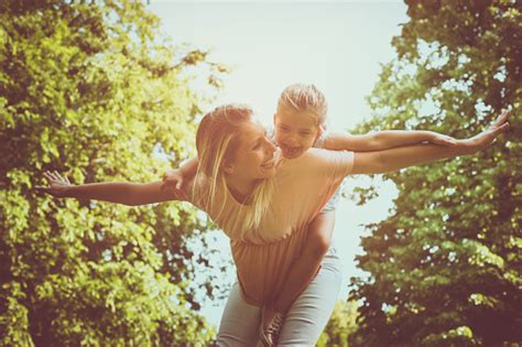 엄마와 딸 야외 풀밭에서 피기백에 그녀의 딸을 들고 어머니입니다 2명에 대한 스톡 사진 및 기타 이미지 2명 4 5세 6 7 살 Istock