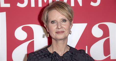 Σύνθια Νίξον Η Μιράντα από το Sex And The City είναι ολόιδια με τη γάτα της