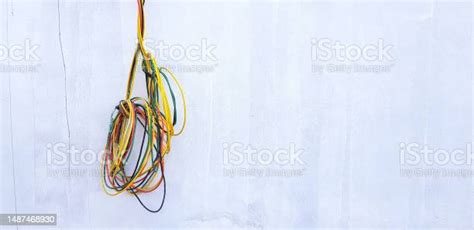 빨강 검정 노랑 및 녹색 케이블은 복사 공간이 있는 회색 콘크리트 벽에 매달려 있거나 격리되어 있습니다 0명에 대한 스톡 사진 및 기타 이미지 Istock