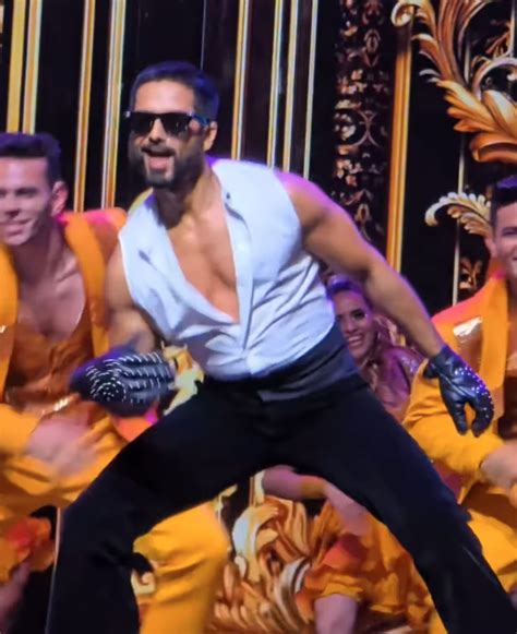 Shirtless Bollywood Men Shahid Kapoor Hits The Stage Hes Hot Hes