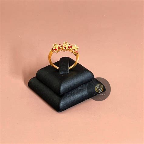 แท่นโชว์แหวน ทรงสี่เหลี่ยมกิฟแหวนแนวเฉียงสีแดงกำมะหยี่ ดำหุ้มหนัง ขาวหุ้มหนัง Myboxbkk Thaipick