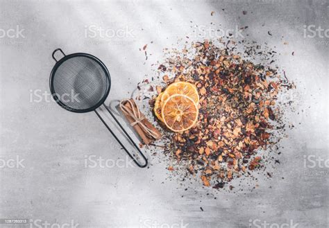 힙은 말린 꽃잎과 열매의 과일 차를 계피 오렌지의 마른 슬라이스와 혼합합니다 0명에 대한 스톡 사진 및 기타 이미지 0명 건강한 식생활 건조한 Istock
