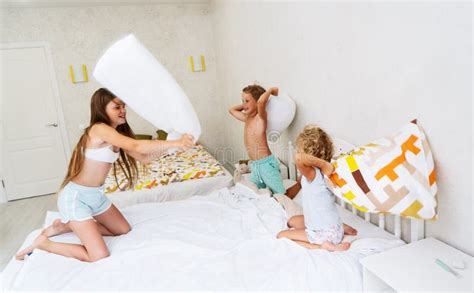 Irmão E Irmã Engraçados Lutando Travesseiro Na Cama Quarto De Manhã