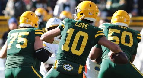 Best Nfl Week 8 Passing Props Predictions And Picks Weekly Nfl Player