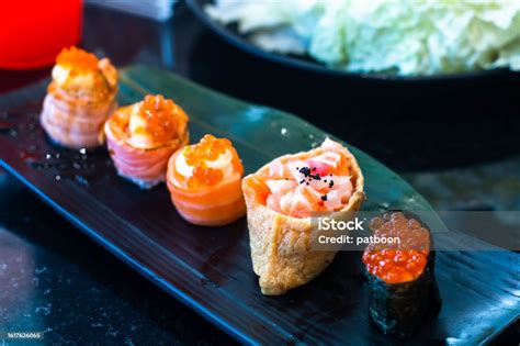 연어 장어 참치 아보카도 로얄 새우 크림 치즈 필라델피아 캐비어 토비카 츄카와 스시 롤 초밥 메뉴 일본 음식 0명에 대한 스톡 사진 및 기타 이미지 Istock