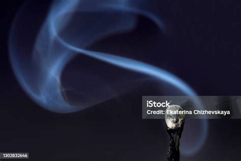 검은 색 배경에 소화 경기에서 나오는 연기 안개에 대한 스톡 사진 및 기타 이미지 안개 어두운 색 연기 물리적 구조 Istock