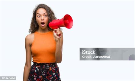젊은 스페인 여자 얼굴로 깜짝 두려워 하 고 공포 식으로 흥분 충격 무서 워 확성기를 들고 감정에 대한 스톡 사진 및 기타 이미지 Istock