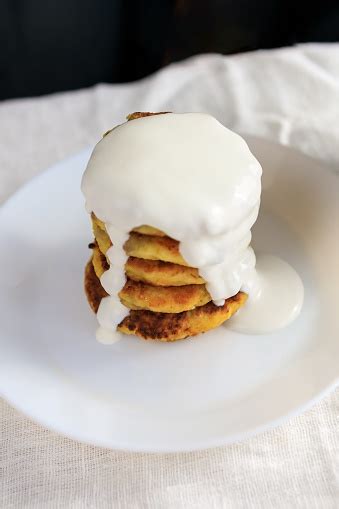 리넨 라이트 테이블보 커드 팬케이크 접시에 팬케이크가 새린 크림 소스를 곁들인 테이블에 개념 간단한 건강 한 아침 식사 공간을 복사합니다 위에서 보기 0명에 대한 스톡 사진