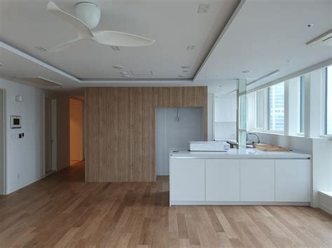 위드디자인 지금은 마감중 화이트우드 조합은 언제나 옳지요 존재감 뿜뿜한 우드월 옆 방금 설치한