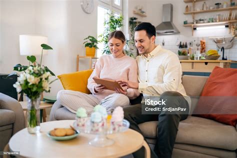 디지털 태블릿에서 아기 초음파 검사를 보고 있는 임신한 부부 25 29세에 대한 스톡 사진 및 기타 이미지 25 29세 2명 30 34세 Istock