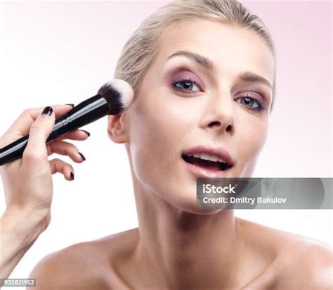 전문 메이크업 아티스트의 작품입니다 아름 다운 젊은 여자의 얼굴과 클로즈업에 파우더 브러쉬 건강한 생활방식에 대한 스톡 사진 및 기타 이미지 Istock