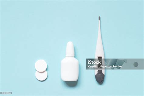 온도계 점 비 액 및 파란색 배경에 흰색 알 약 비웃는 다 개념 독감 감기 콧 물 코 감기와 독감에 대한 스톡 사진 및 기타 이미지 Istock