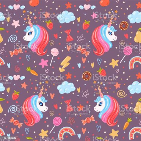 귀여운 유니콘은 별 무지개 과자 당근 구름 롤리팝 Lghtnings 및 하트가있는 완벽한 패턴을 이음새가 없습니다 포장지와 어린이 의류를위한 좋은 패턴 구름에 대한 스톡