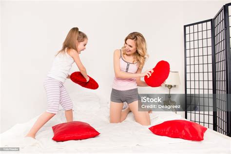Mutter Und Ihre Tochter Spielen Auf Dem Bett Und Kämpfen Mit Kissen