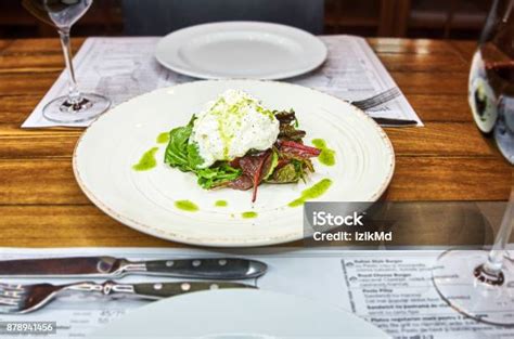 세라믹 접시에 전통적인 이탈리아 전문 Burrata 치즈 흰색 소박한 나무 테이블 위에 올리브 오일 그린 샐러드와 함께 제공 됩니다 부라타에 대한 스톡 사진 및 기타 이미지