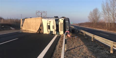 Внимание шофьори ТИР се обърна край Арчар движението е блокирано снимка