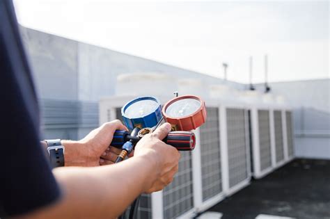 기술자는 에어컨 에어컨 충전을 위한 측정 장비를 점검하고 있습니다 냉각 시스템 건설 산업에 대한 스톡 사진 및 기타 이미지 건설 산업 검사 보기 공학 Istock