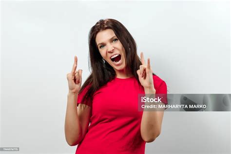 젊고 아름 다운 소녀가 행복 합니다 흰색 배경에 고립 바위와 롤 기호를 보여줍니다 긍정적인 인간의 감정 표정 태도 인식 신체 언어 갈색 머리에 대한 스톡 사진 및 기타