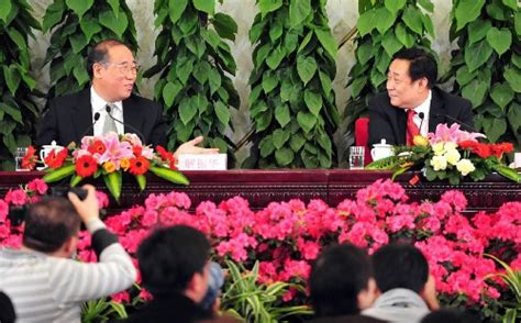 十一届全国人大一次会议举行记者招待会