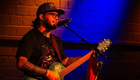 Der Devin Spielt Gitarre Wie Mai Kai