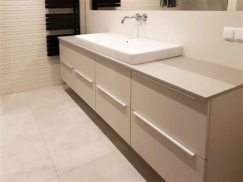 Длинная бежевая тумба в ванную комнату с выдвижными ящиками и профильным ручками на заказ в Москве