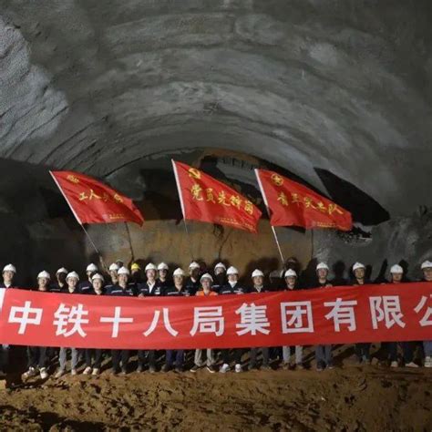 总投资261亿元，银昆高速太阳山至彭阳段马渠隧道贯通。高速公路网宁夏交通