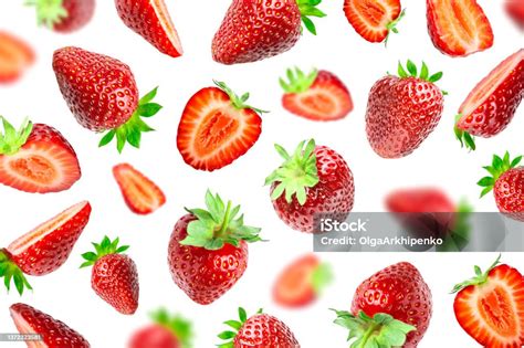 흰색 배경에 고립 된 신선한 비행 빨간 딸기 딸기 무늬 여름 맛있는 달콤한 베리 유기농 과일 음식 다이어트 비타민 창조적 인 레이아웃 딸기 전체및 반으로 자른 딸기 건강한