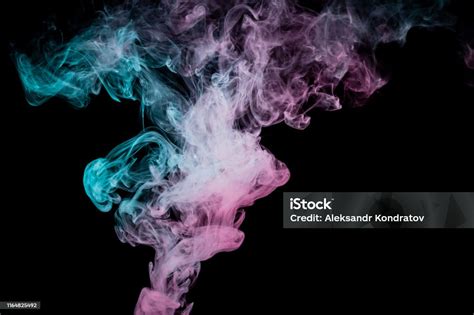 검은 고립 된 배경에 불꽃의 혀와 분홍색 녹색과 파란색 색상의 다른 형태의 패턴에서 연기의 구불 구불 한 구름과 컬러 배경