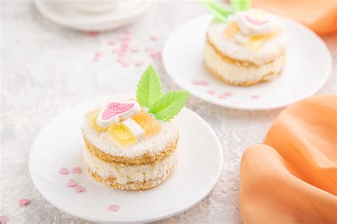 회색 콘크리트 배경과 오렌지 섬유에 커피 한 잔과 우유와 코코넛 크림장식 케이크 측면 보기 클로즈업 선택적 초점 0명에 대한 스톡 사진 및 기타 이미지 Istock