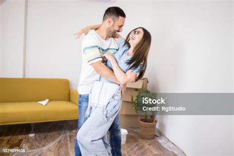 행복한 젊은 남자와 여자 춤과 춤을 추고 벽을 그리는 동안 재미 25 29세에 대한 스톡 사진 및 기타 이미지 25 29세 2명 30 34세 Istock