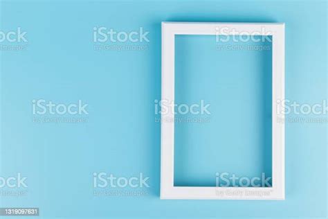 파란색 배경의 직사각형 빈 흰색 그림 프레임입니다 모형 0명에 대한 스톡 사진 및 기타 이미지 0명 개념 개념과 주제 Istock