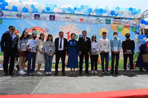 УИХ ын гишүүн Б Баярсайхан хичээл зүтгэлтэй суралцаж байгаа сурагчдад таблет гардууллаа