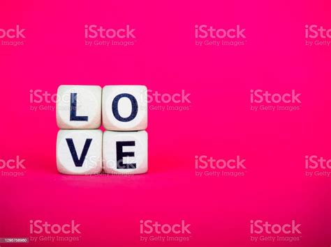 핑크 레드 배경 최소한의 스타일에 나무 블록에 쓰여진 단어사랑 사랑 텍스트는 나무 큐브에 검은 글자로 작성됩니다 갈색에 대한 스톡 사진 및 기타 이미지 Istock