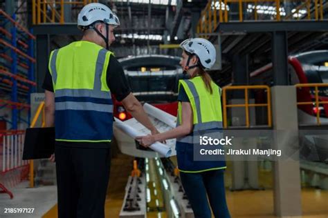 철도 기술자는 차고에서 전기 열차를 유지 관리하기 위해 엔지니어와 협력하여 전기 열차 추진 시스템을 검사합니다 2명에 대한 스톡 사진 및 기타 이미지 Istock