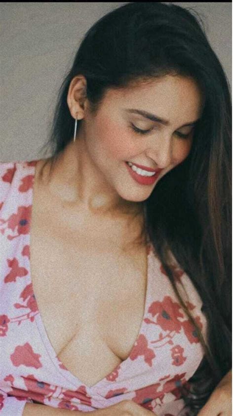 photos பீச் ஓரமாய் தாறுமாறாக போஸ் கொடுத்த ஷ்ரத்தா பாண்டே கலக்கலான