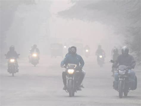 Delhi Air Pollution दिल्ली में प्रदूषण का खतरा बरकरार एयर क्वालिटी