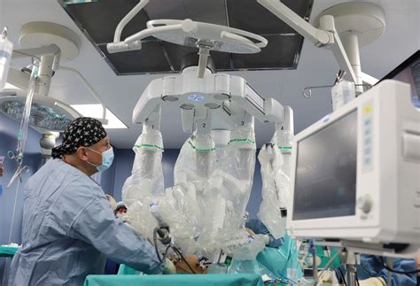 Във ВМА извършиха първата операция с роботизирана хирургична система