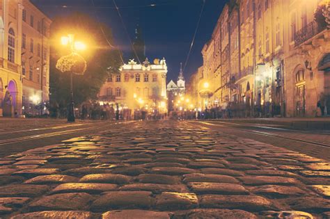 오래 된 유럽 도시 밤 거리에 이동 하는 사람들의 군중 Defocused 흐린된 추상 이미지 거리에 대한 스톡 사진 및 기타 이미지 Istock